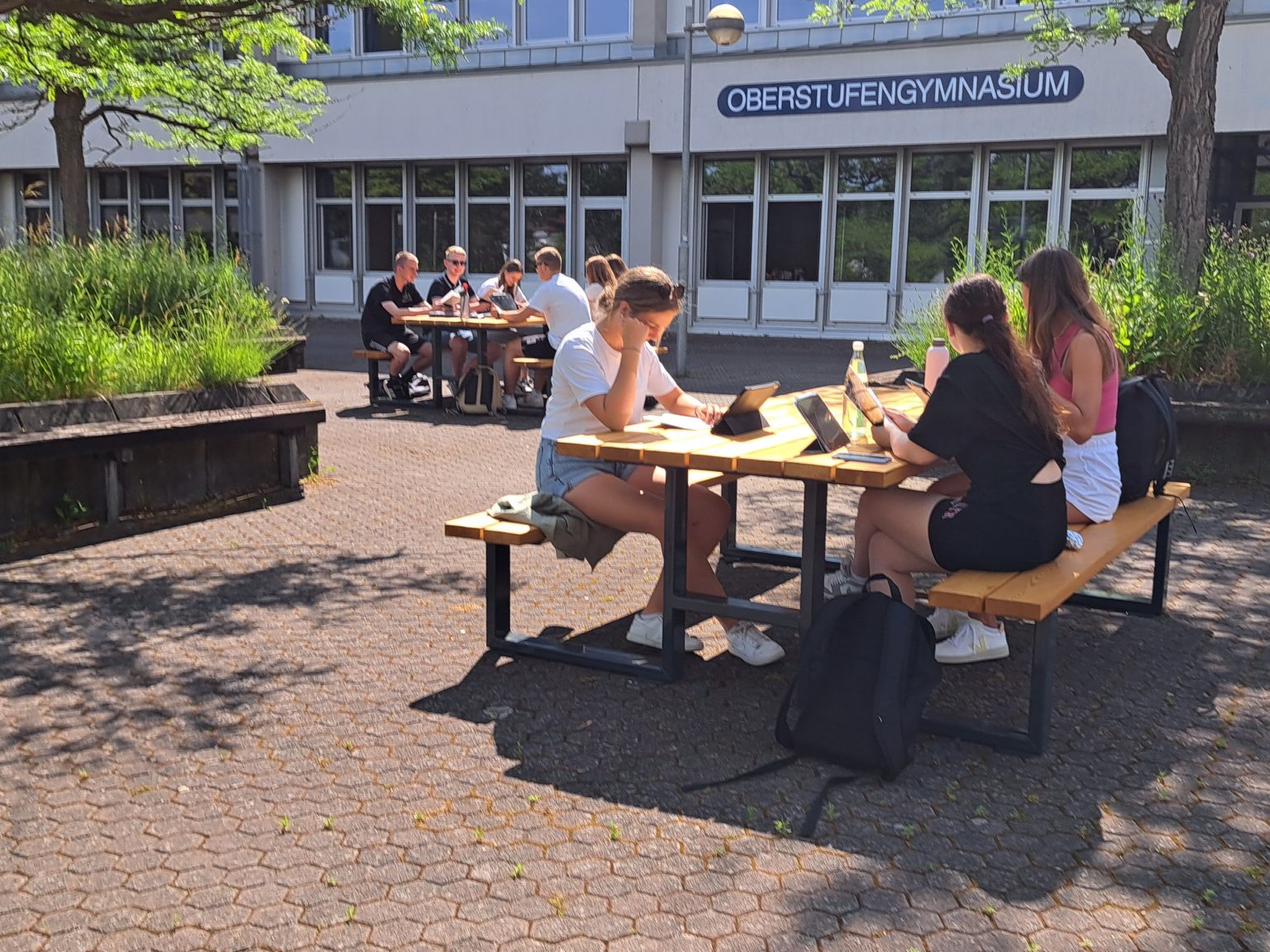 Neue Bänke für den Schulhof zum Entspannen und Arbeiten – OG Eschwege